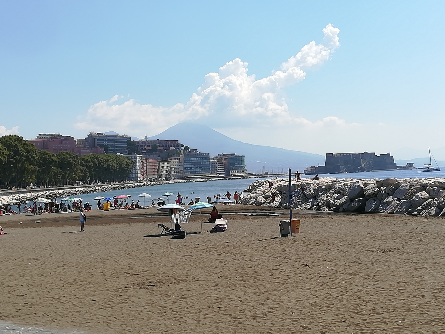 Mappatella Beach: l’iconica spiaggia di Napoli - Il Blog di Leonardo ...